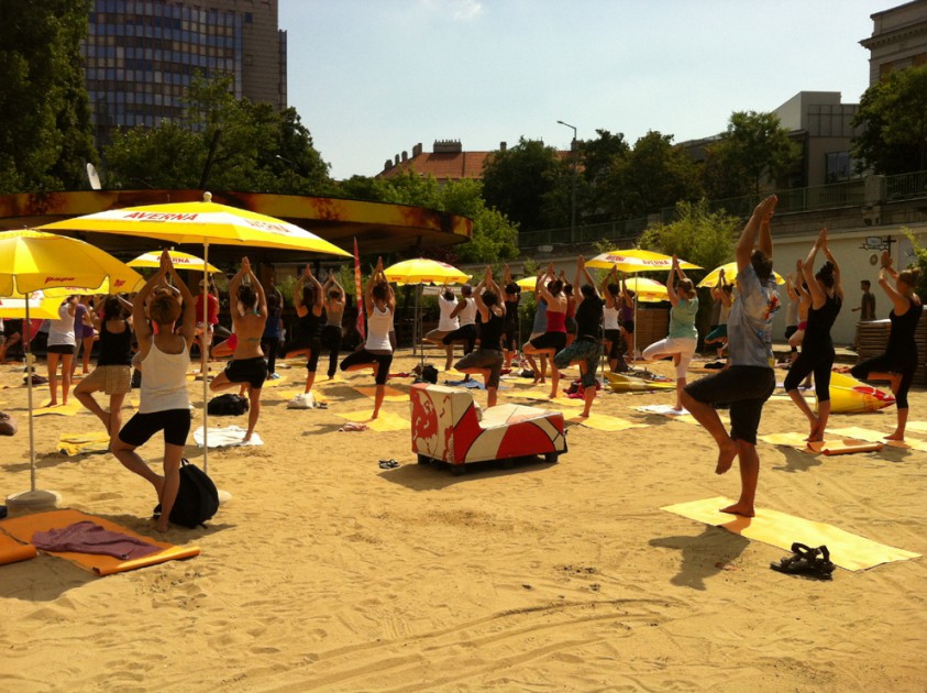 Yoga am Strand jeden Sonntag mitten in Wien | Yoga Guide